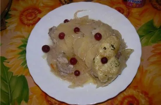 Курочка с квашеной капустой и картофелем в духовке - Хлебопечка.ру