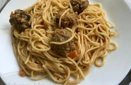 Спагетти под томатно-сливочным соусом с фрикадельками в Ninja® Foodi ...